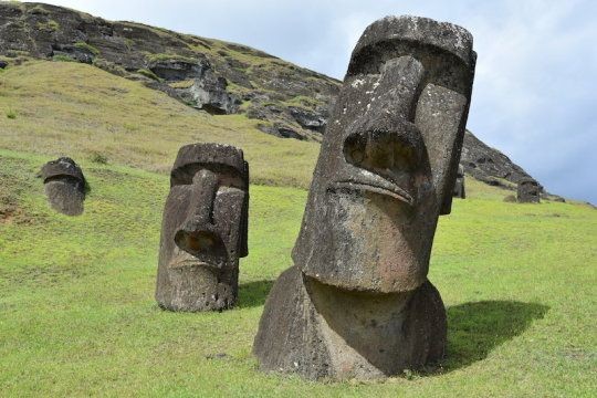 MOAI HEADS OF EASTERN ISLAND – SILLY HUMOR FOR SMART PEOPLE